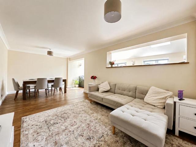4 bedroom end of terrace house to rent