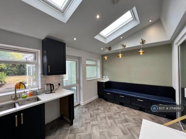 4 bedroom end of terrace house to rent