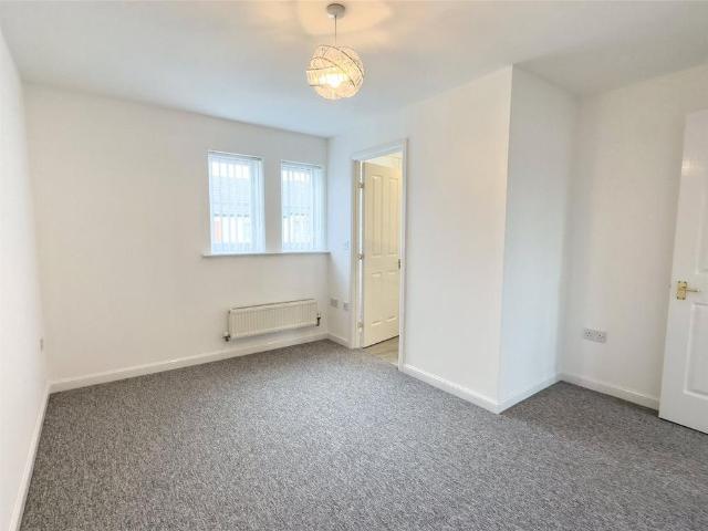 4 bedroom end of terrace house to rent