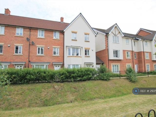 4 bedroom end of terrace house to rent