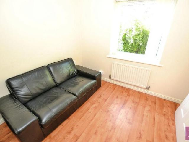 4 bedroom end of terrace house to rent