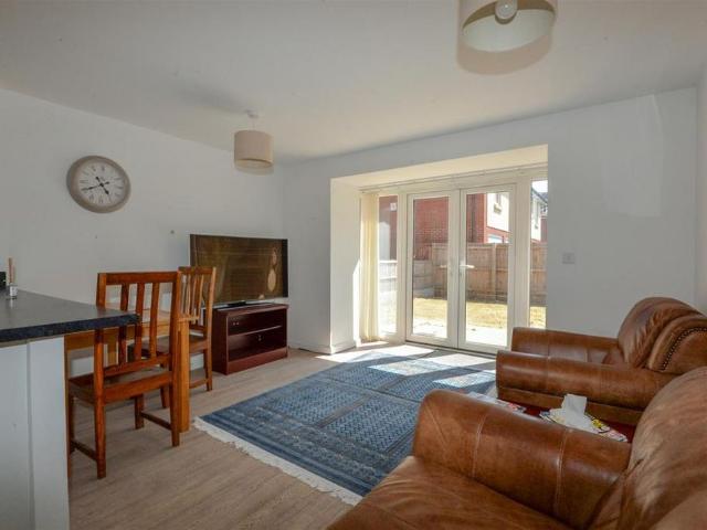 4 bedroom end of terrace house to rent