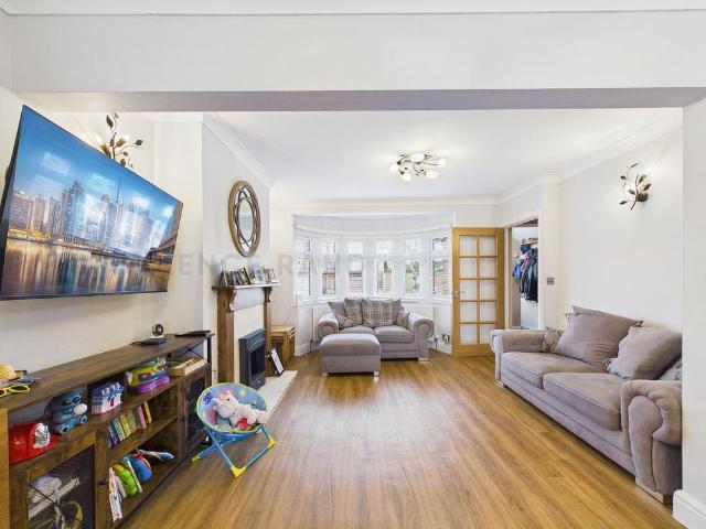 4 bedroom end of terrace house to rent