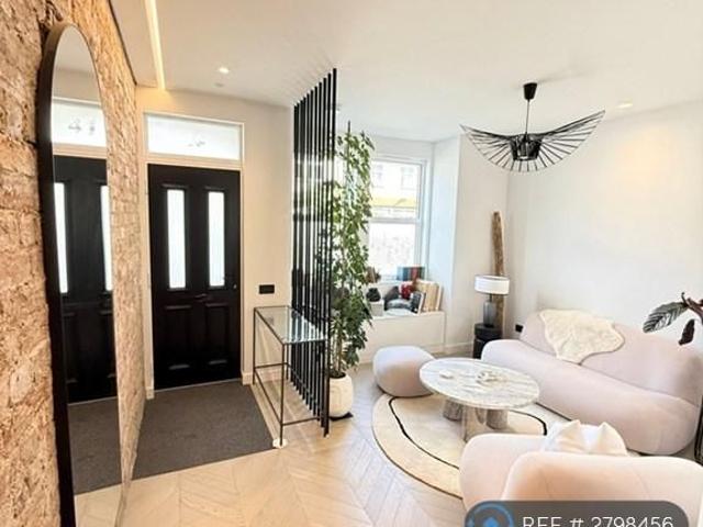 4 bedroom end of terrace house to rent