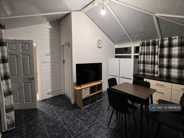 4 bedroom end of terrace house to rent