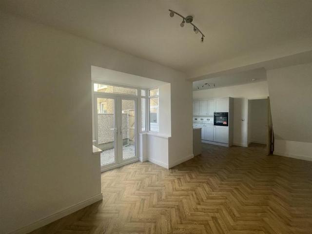 4 bedroom end of terrace house to rent