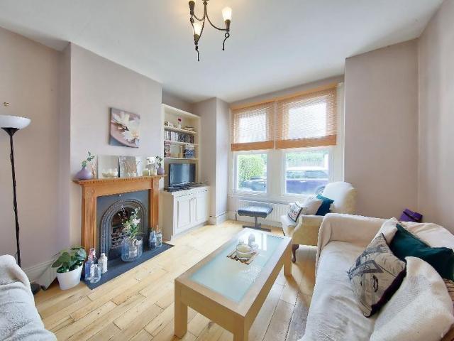 4 bedroom end of terrace house to rent
