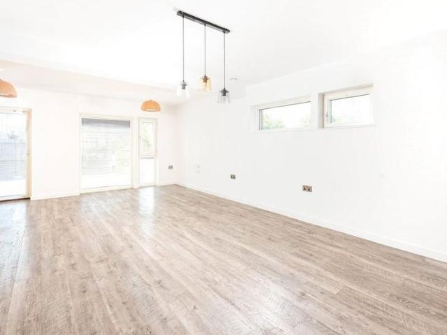 4 bedroom end of terrace house to rent