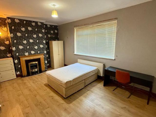 4 bedroom end of terrace house to rent