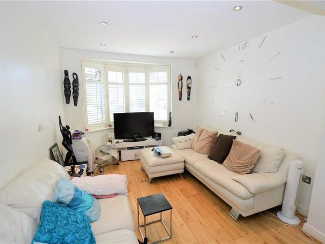 4 bedroom end of terrace house to rent