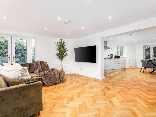 4 bedroom end of terrace house to rent