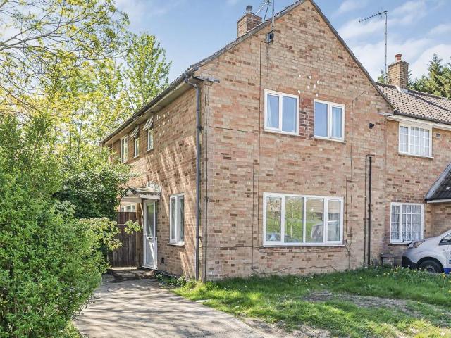 4 bedroom end of terrace house to rent