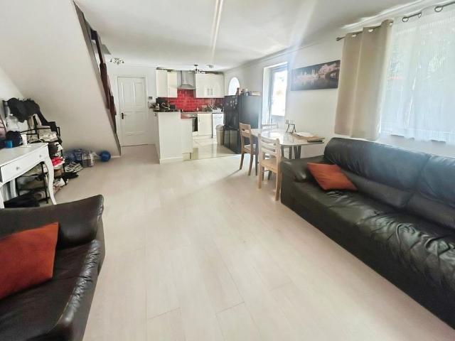 4 bedroom end of terrace house to rent