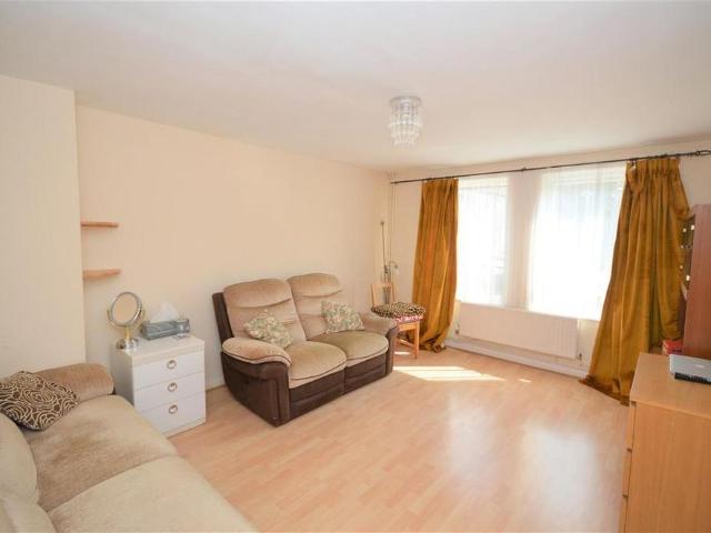 4 bedroom end of terrace house to rent