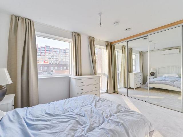 4 bedroom end of terrace house to rent