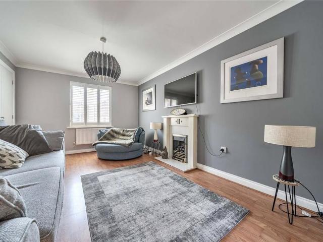 4 bedroom end of terrace house to rent