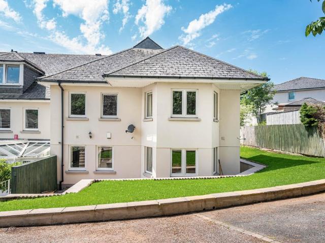 4 bedroom end of terrace house to rent