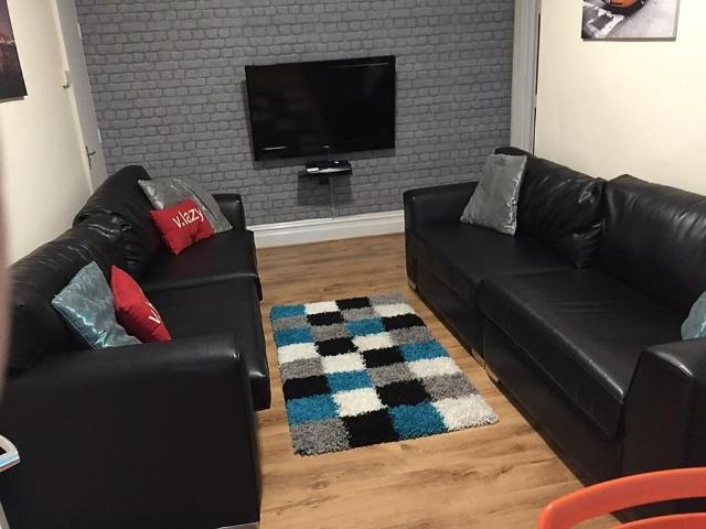4 bedroom end of terrace house to rent