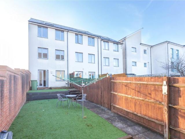 4 bedroom end of terrace house to rent
