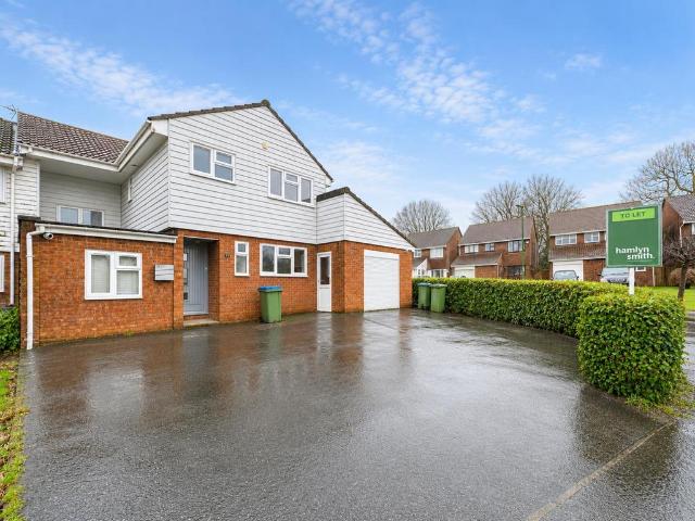 4 bedroom end of terrace house to rent