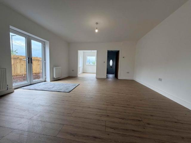 4 bedroom end of terrace house to rent
