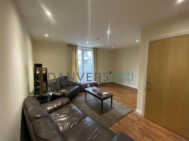 4 bedroom end of terrace house to rent