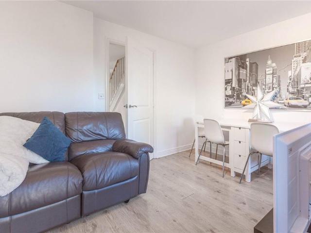 4 bedroom end of terrace house to rent