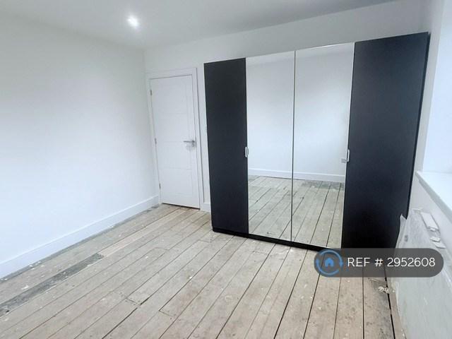4 bedroom end of terrace house to rent