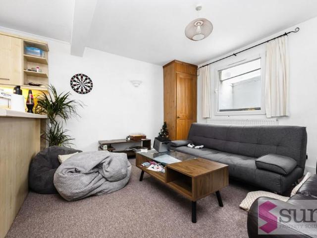 4 bedroom end of terrace house to rent