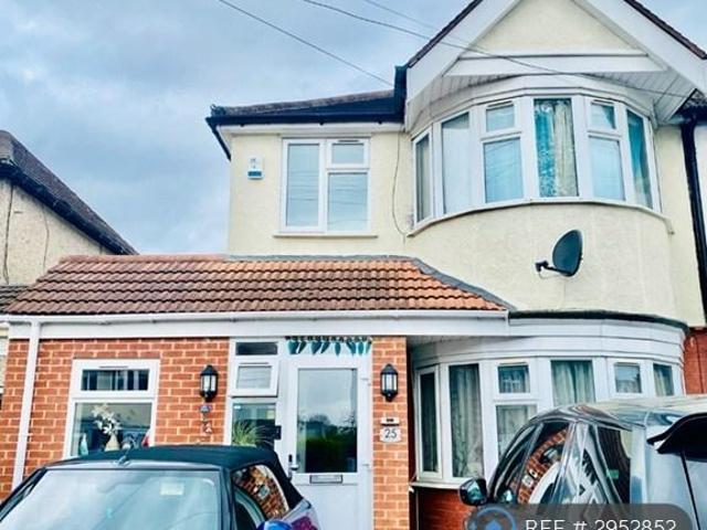 4 bedroom end of terrace house to rent