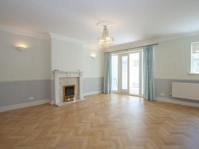 4 bedroom end of terrace house to rent