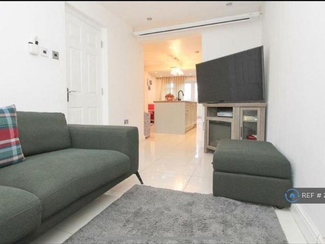 4 bedroom end of terrace house to rent