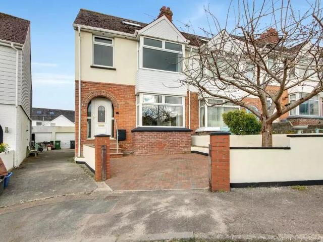 4 bedroom end of terrace house to rent