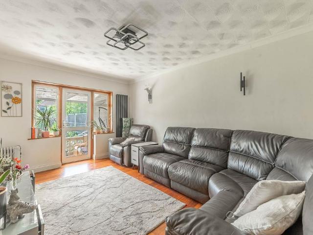4 bedroom end of terrace house to rent