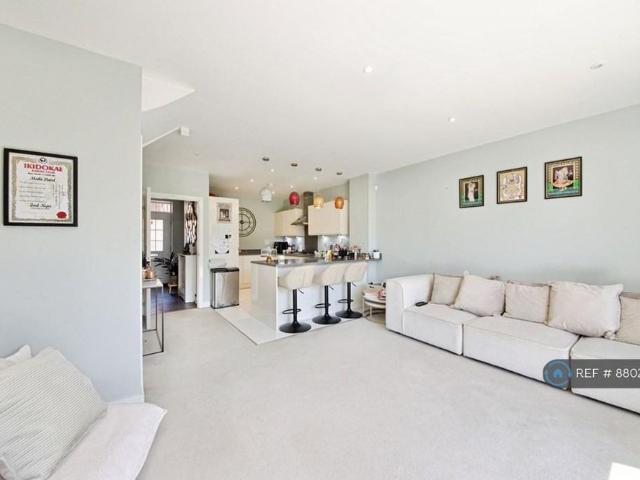 4 bedroom end of terrace house to rent