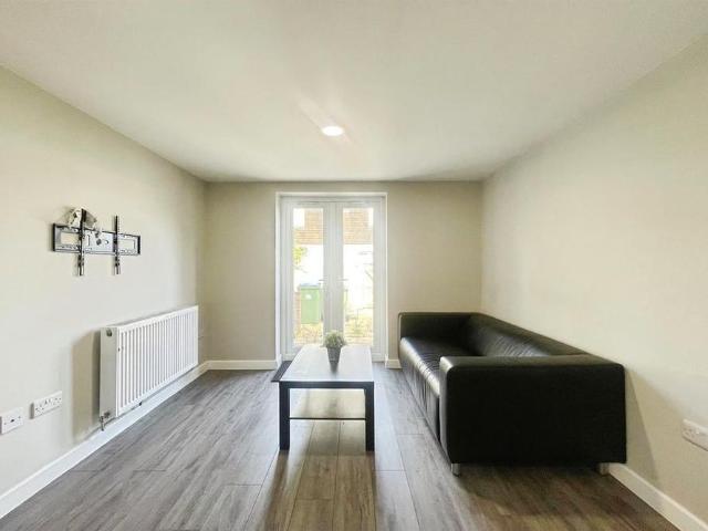 4 bedroom end of terrace house to rent
