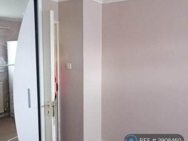 4 bedroom end of terrace house to rent
