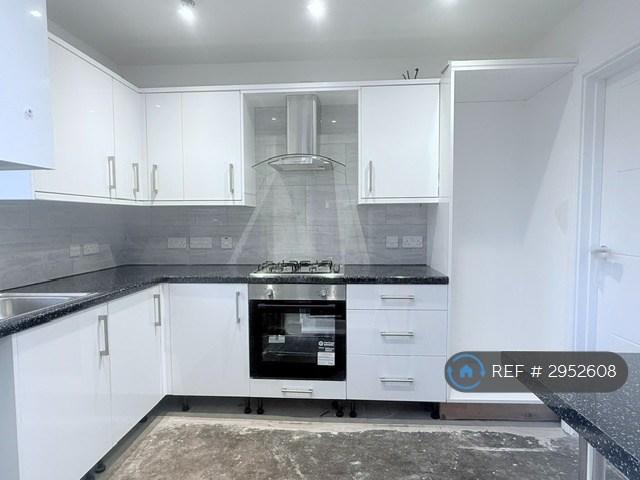 4 bedroom end of terrace house to rent