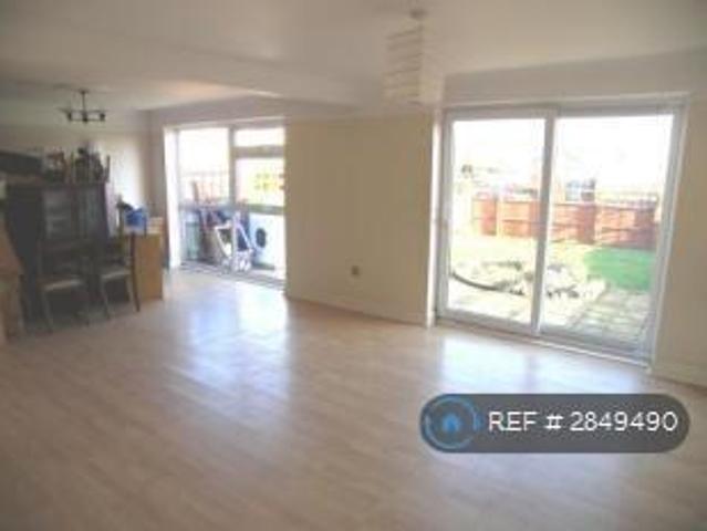 4 bedroom end of terrace house to rent