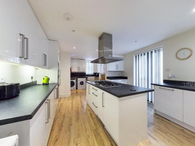 4 bedroom end of terrace house to rent