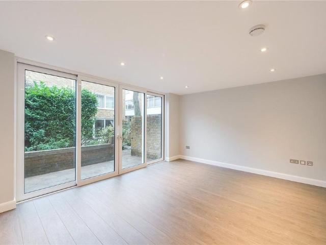 4 bedroom end of terrace house to rent