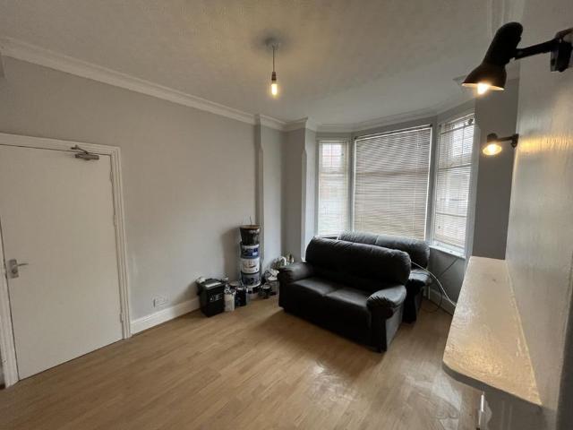 4 bedroom end of terrace house to rent