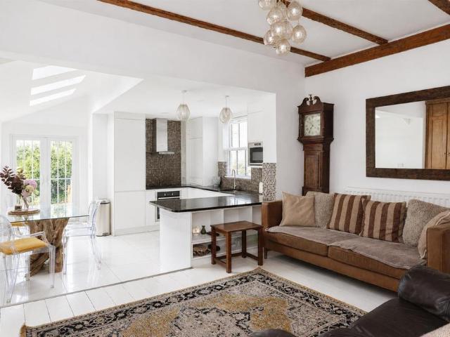 4 bedroom end of terrace house to rent