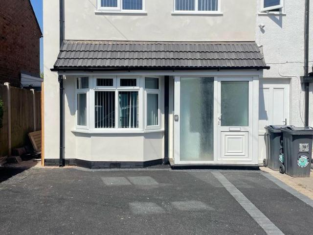 4 bedroom end of terrace house to rent