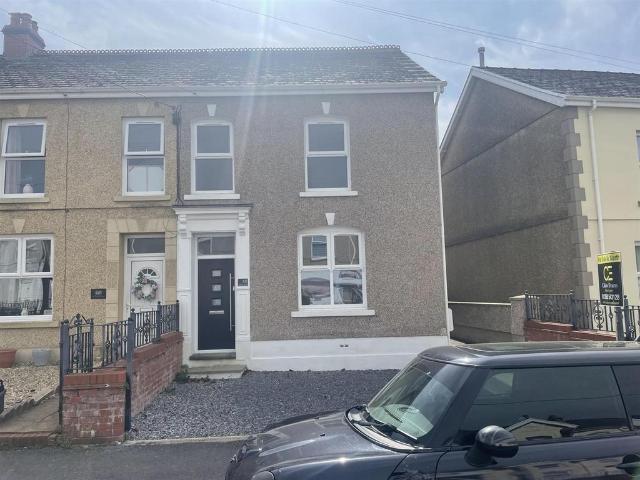 4 bedroom end of terrace house to rent