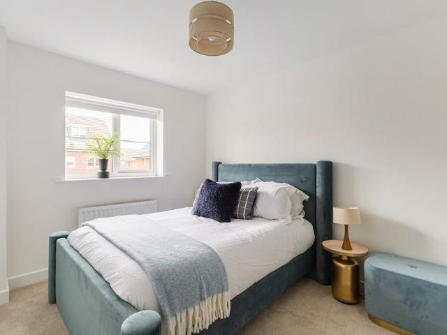 4 bedroom end of terrace house to rent