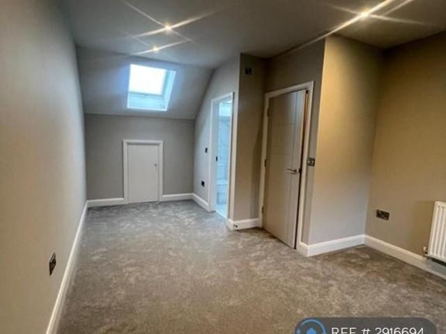 4 bedroom end of terrace house to rent