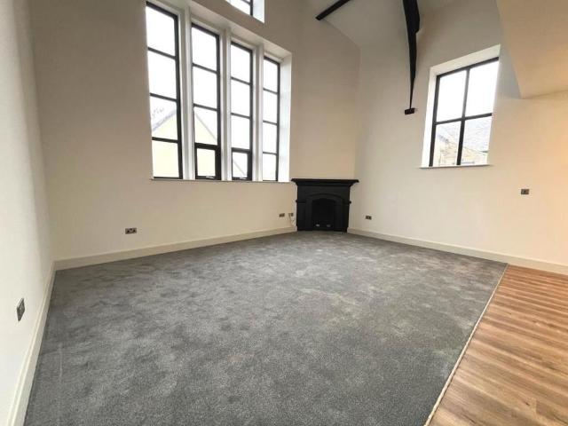 4 bedroom end of terrace house to rent