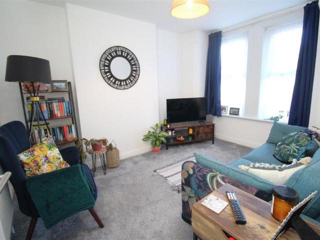 4 bedroom end of terrace house to rent