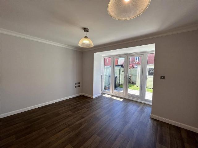 4 bedroom end of terrace house to rent